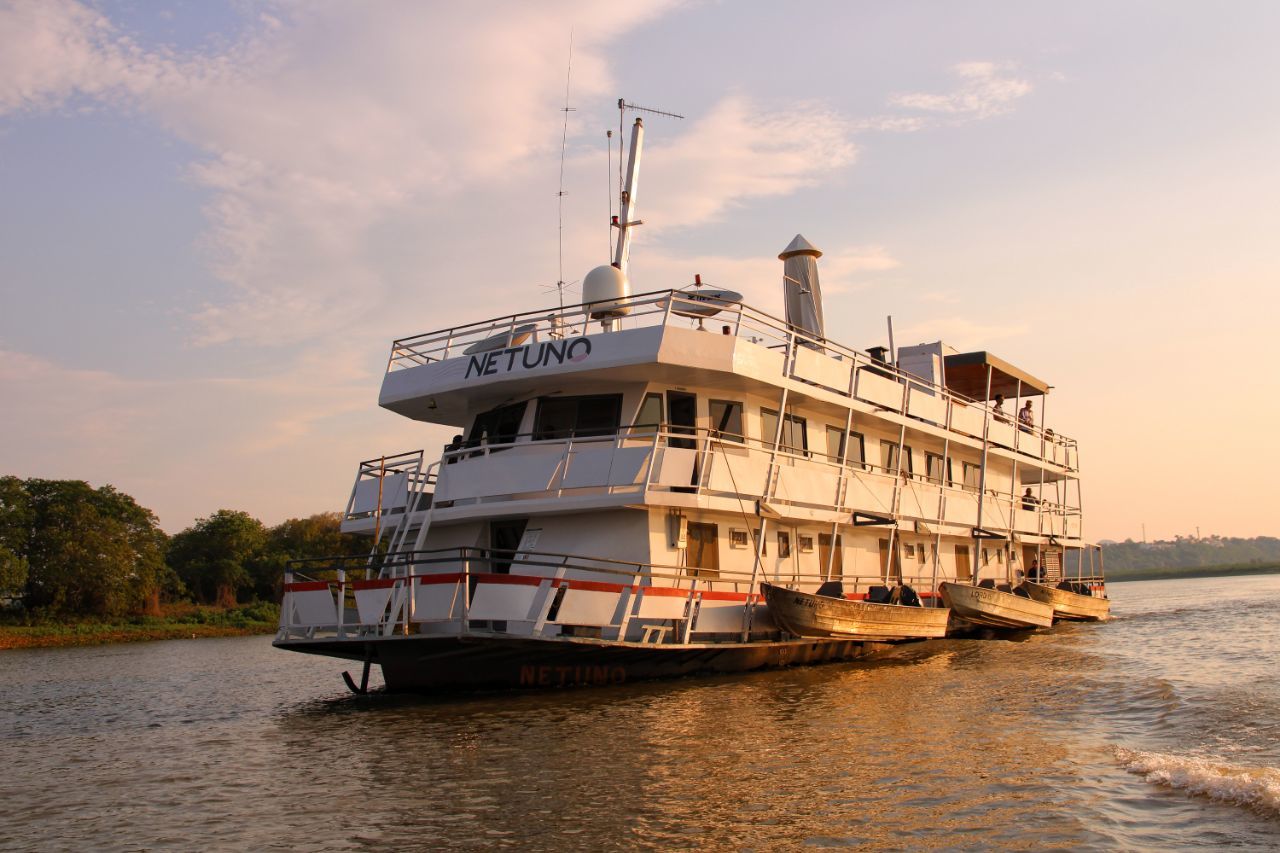 Pantanal com o imponente e luxuoso Barco Netuno - muito conforto e ...
