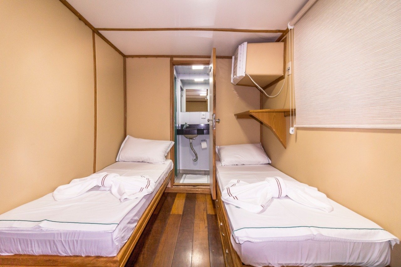 Pantanal com o imponente e luxuoso Barco Netuno - muito conforto e ...