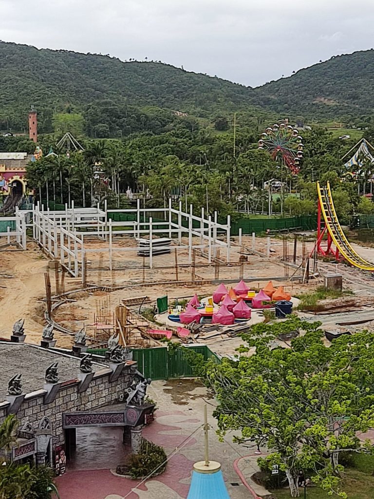 Beto Carrero inicia pintura azul da Big Tower. – HapFun