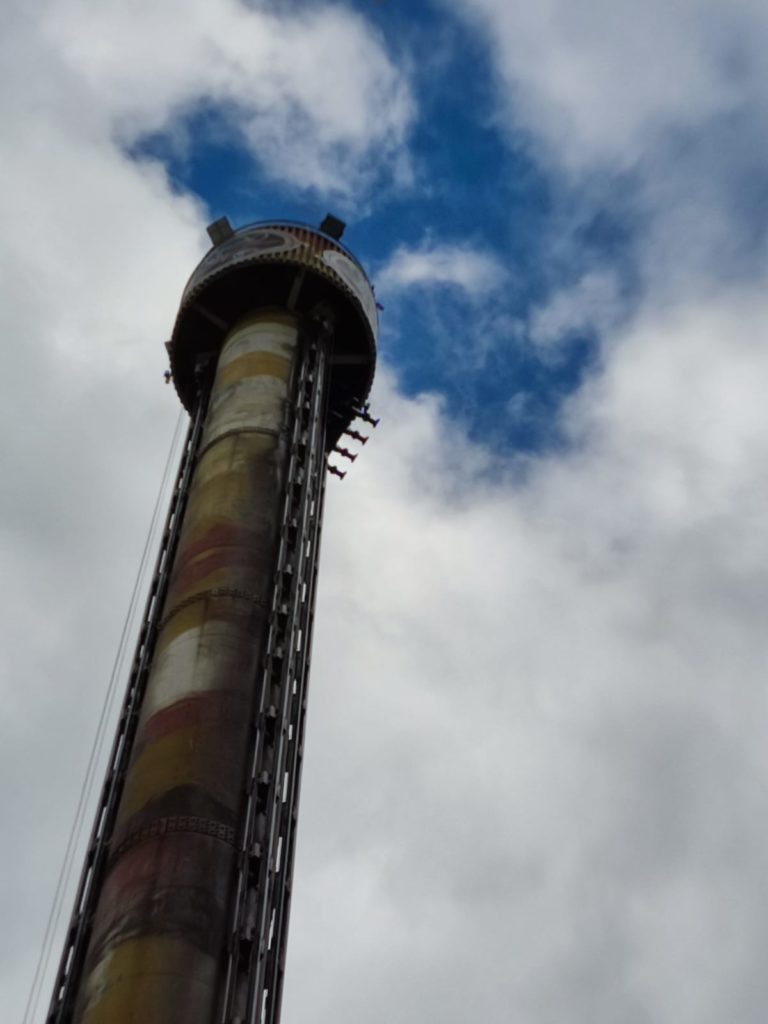 Beto Carrero inicia pintura azul da Big Tower. – HapFun