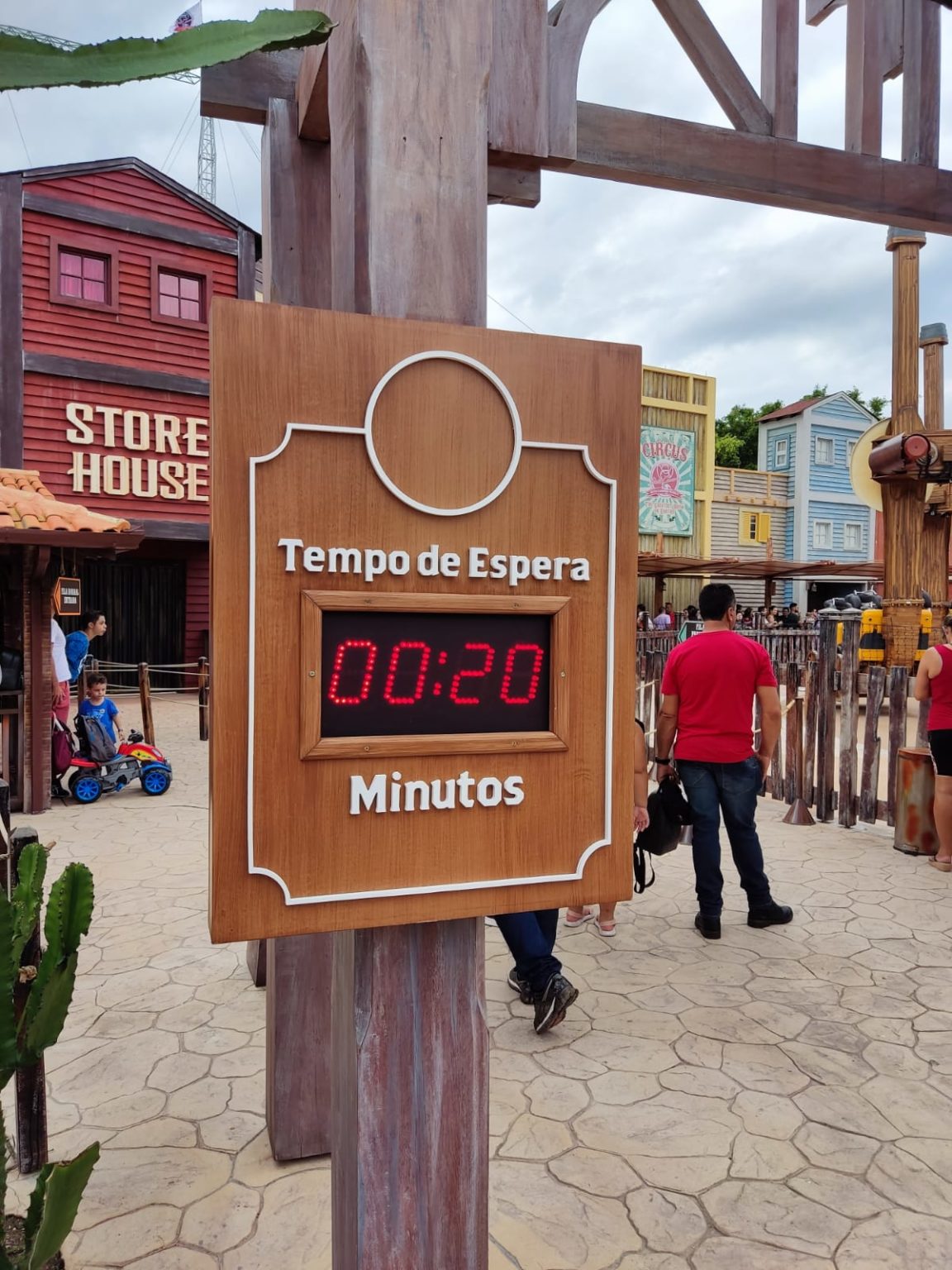 Beto Carrero inicia pintura azul da Big Tower. – HapFun