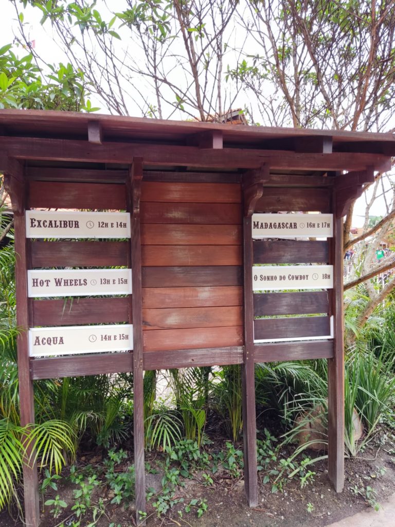 Beto Carrero inicia pintura azul da Big Tower. – HapFun