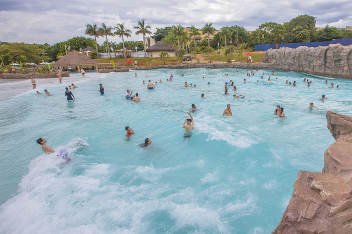 Piscina-termal-com-ondas-do-Blue-Park – HapFun